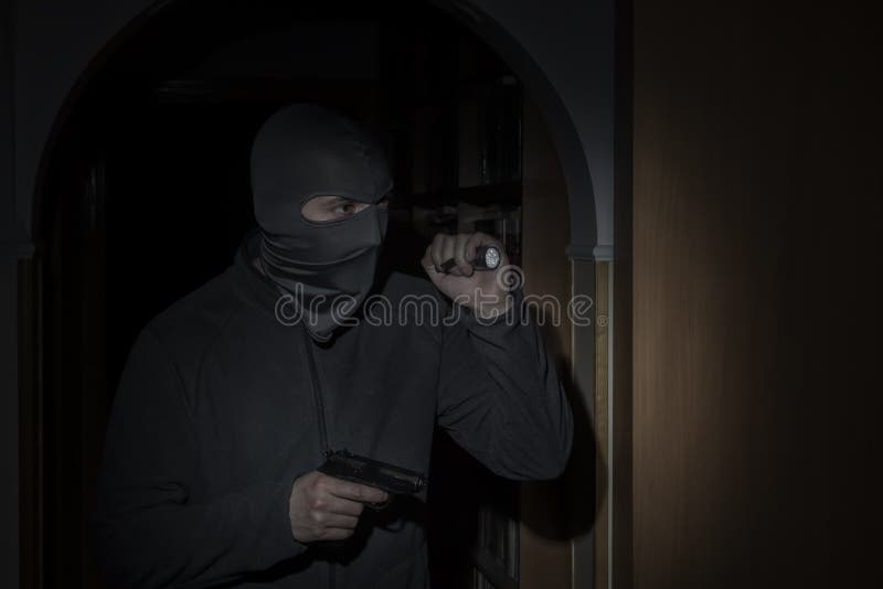 Dieb mit einer Pistole stockbild. Bild von übel, plünderer - 31073235