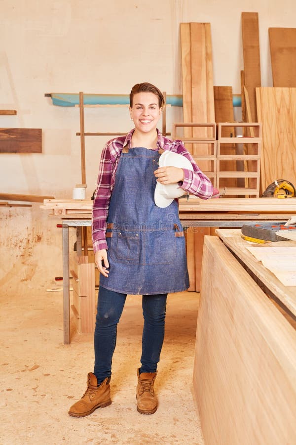 Mujer como carpintera foto de archivo. Imagen de herramienta - 88522224