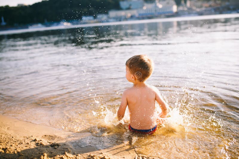 Kleiner Junge, Der Auf Dem See Badet Stockfoto - Bild von entspannung ...