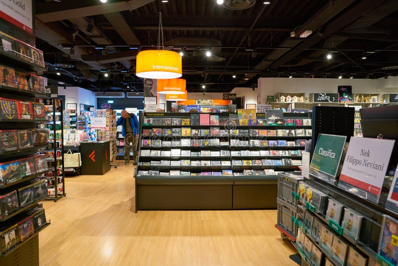 La Feltrinelli immagine stock editoriale. Immagine di consumismo ...