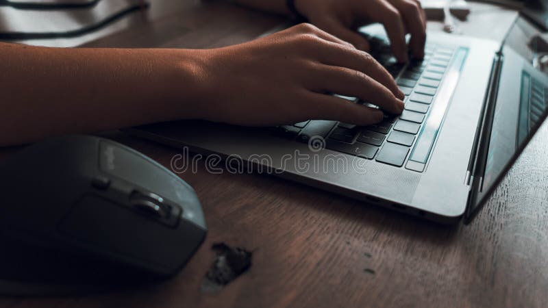 Persona Che Scrive Su Una Tastiera Del Computer Portatile Fotografia ...