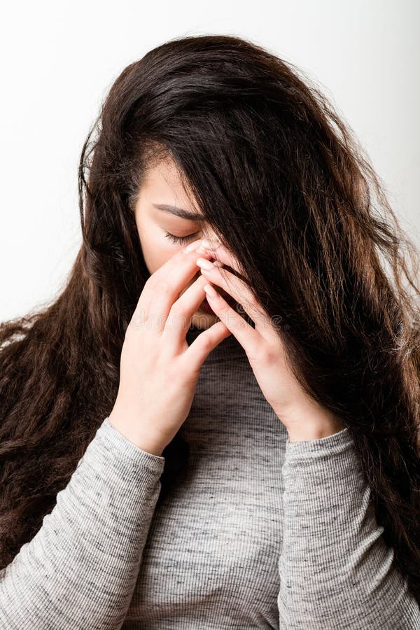 Mujer Desesperadamente Desesperada Sin Refugio Aislada En El Fondo ...