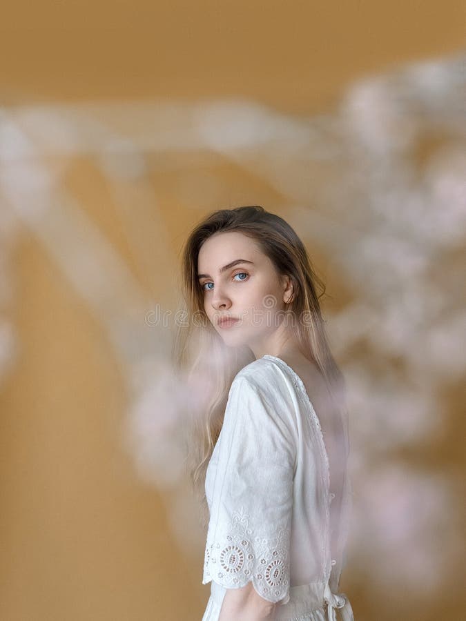 Belle Jeune Fille Mince Avec De Longs Cheveux Dans La Robe Blanche Avec