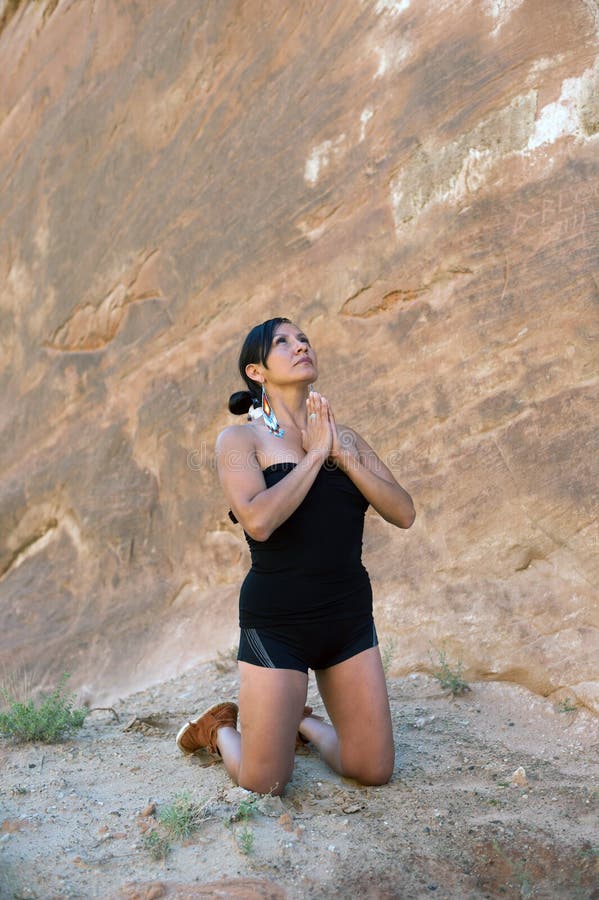 Native American Yoga Woman Eagle Balance Στοκ Εικόνες - εικόνα από ...