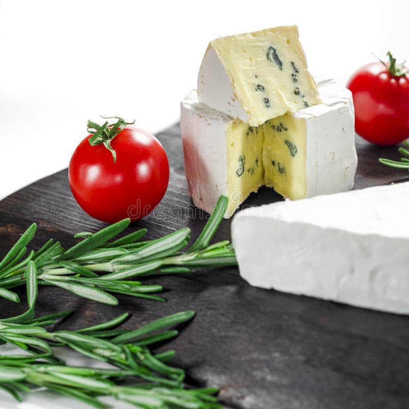 Formaggi Assortiti Sul Bordo Di Legno Camembert, Formaggio Con Muffa ...