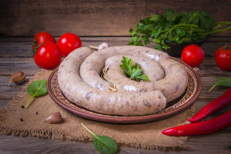 Färsk Vit Korv På En Tallrik Med Grönsaker Weisswurst I En Heap ...