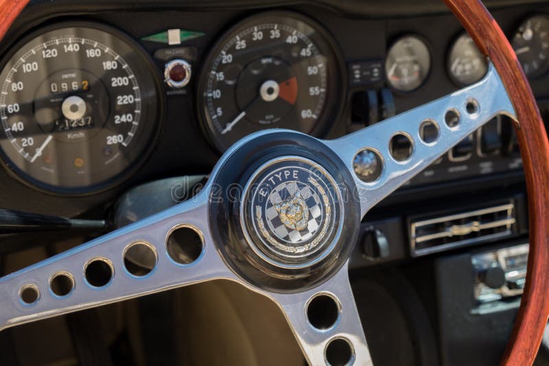E-tipo Primer De Jaguar Del Tablero De Instrumentos Foto de archivo ...