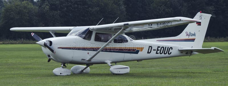E voou fotografia editorial. Imagem de cilindro, militar - 116124707