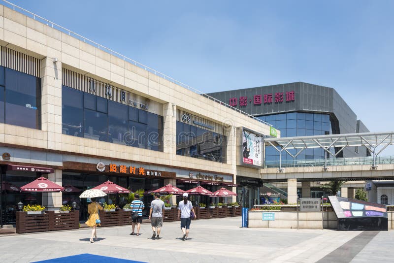 Eagle Outlets dourado imagem editorial. Imagem de urbano - 62560605