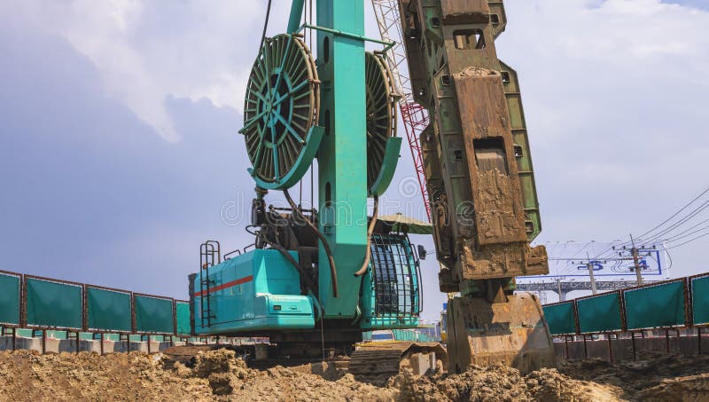 Earth Drilling Crawler Crane with Hydraulic Diaphragm Wall Equipments ...