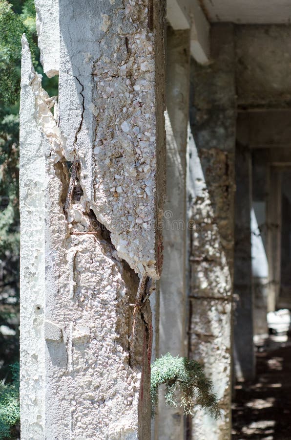 Earthquake Damage Failure Column Stock Photo - Image of construction ...