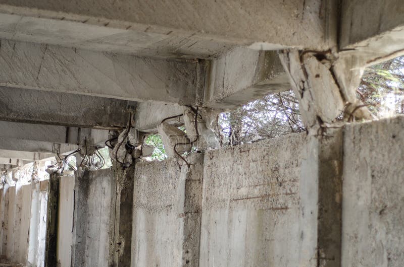 Earthquake Damage Failure Column Stock Image - Image of break, botchery ...