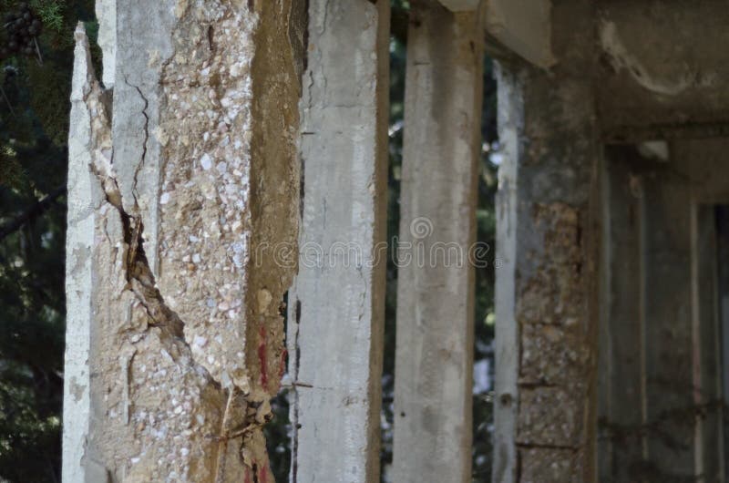 Earthquake Damage Failure Column Stock Photo - Image of crack, broken ...