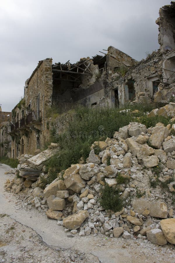 T72 Tank Outside Mosque Azaz,Syria. Editorial Photo - Image of battle ...