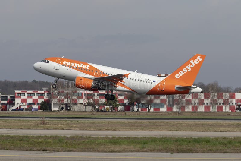 Easyjet editorial photography. Image of american, europe - 182974252