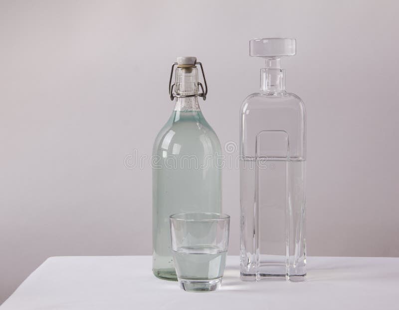 Eau-concept Potable Propre Et Sale Image stock - Image du liquide ...