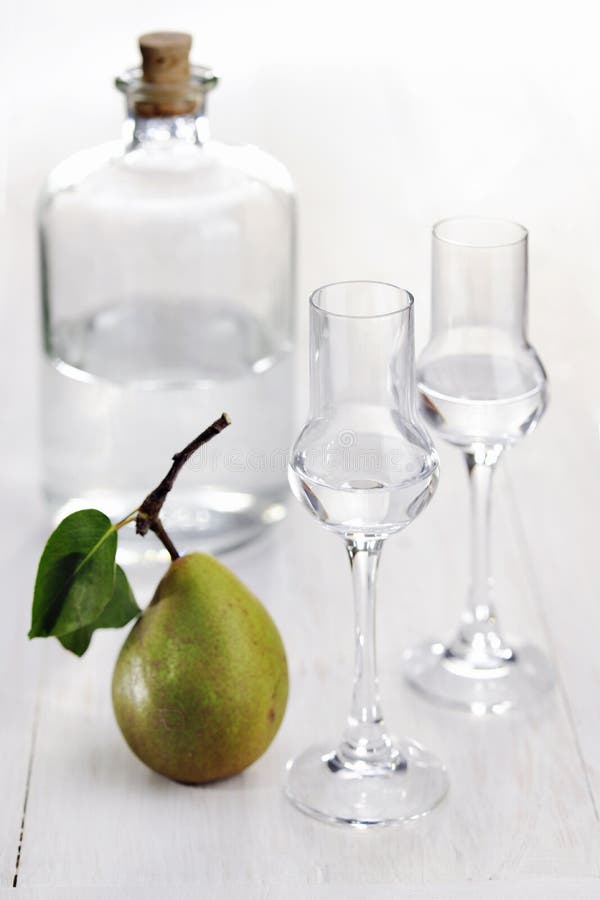 Eau-de-vie Fine De Poire Avec La Poire Dans La Bouteille Photo stock ...