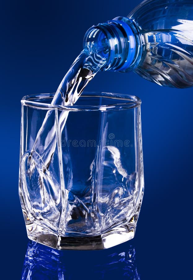 Eau potable image stock. Image du bouteille, boire, liquide - 3711719