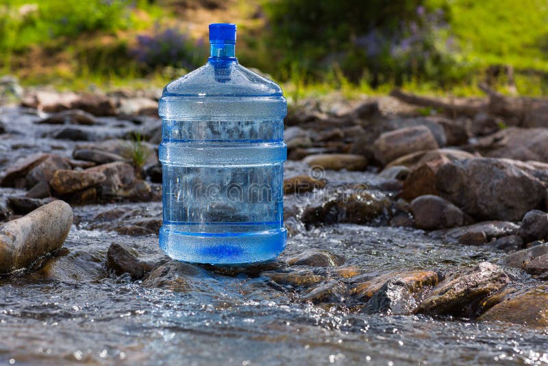 Eau Potable Naturelle Dans Une Grande Bouteille Photo stock - Image du ...