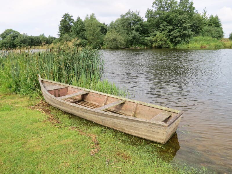Eb En Houten Gemotoriseerde Boot Stock Foto - Image of water, litouwen ...