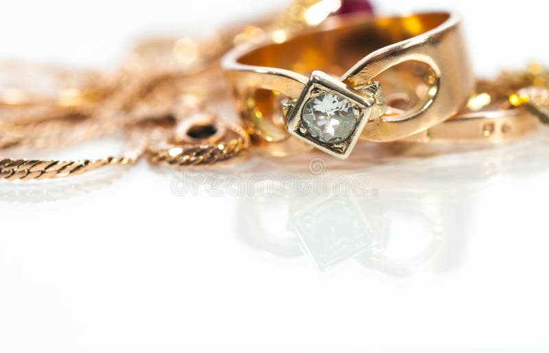 Echte Gouden Ringen Met Diamanten, Gemmen, Kettingen Stock Afbeelding ...