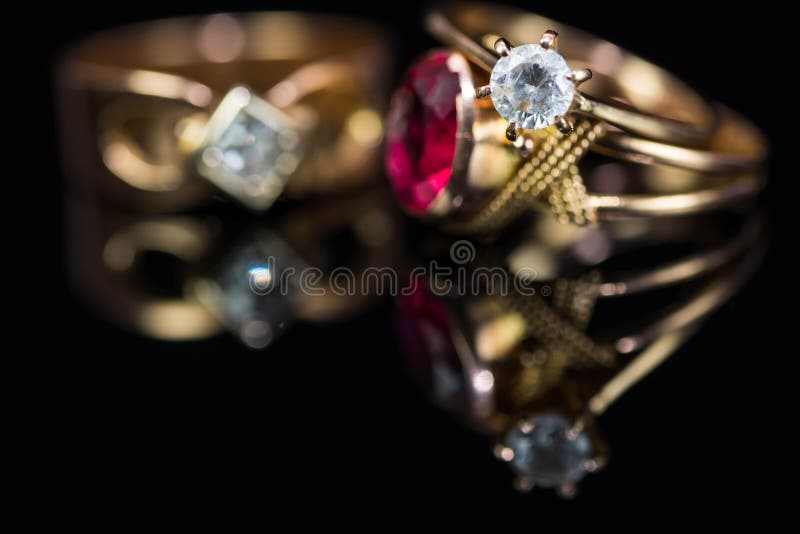 Echte Gouden Ringen Met Rode Gem, Diamant Dichte Omhooggaande Macro ...