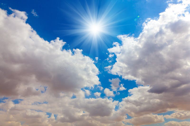 Echte Zonsopganghemel Met Mooie Lichte Wolken, Zon En Zonnestralen ...