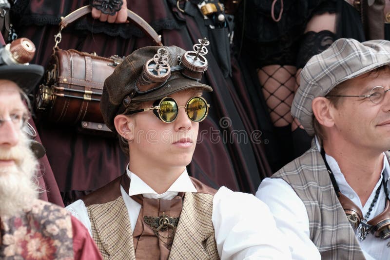 Steampunk Convention One Man Editorial Photo - Image of machine, gold ...