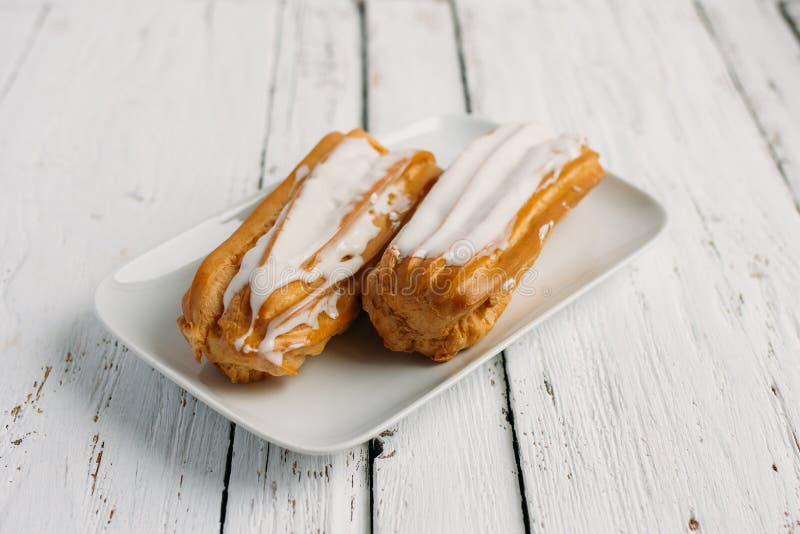 Eclair Del Postre Con Crema Azotada Foto de archivo - Imagen de torta ...