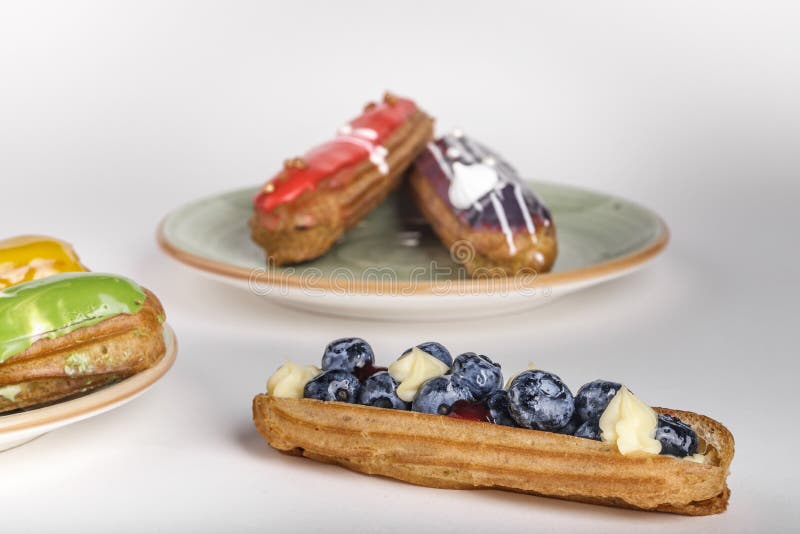 Eclairs fatti del dolce immagine stock. Immagine di torte - 98513237