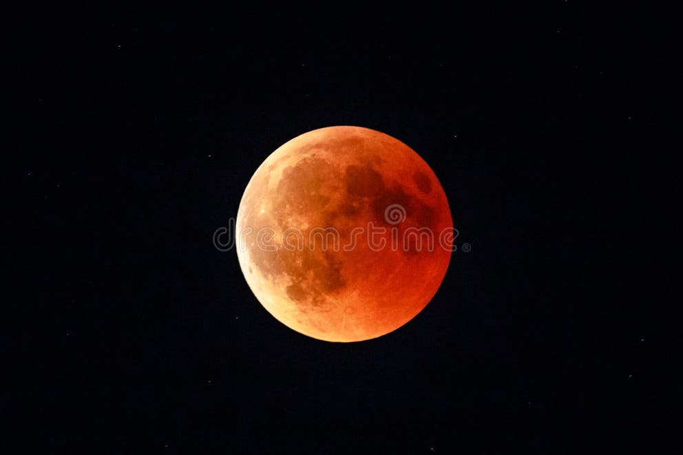 Eclipse lunar rojo total foto de archivo. Imagen de esfera - 137469930