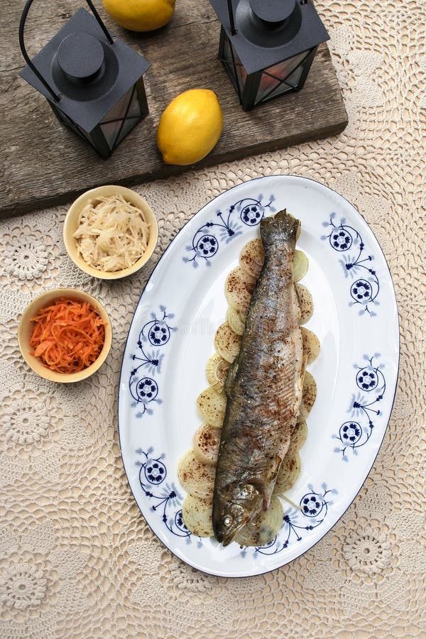 Eclisa En La Taberna Griega. Trucha Asada En La Cebolla. Foto de ...