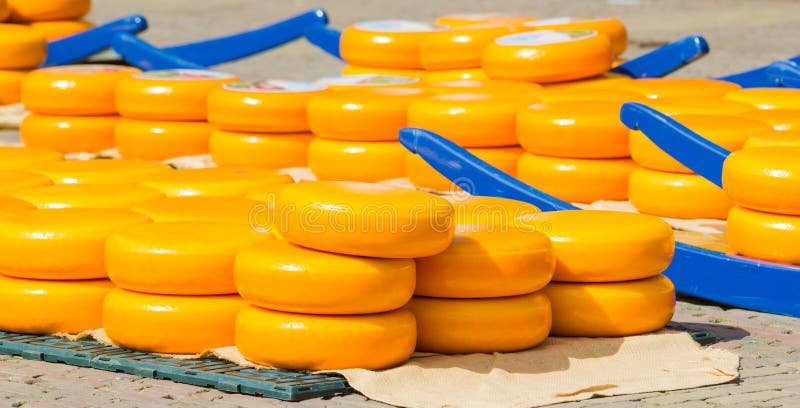 Edammer kaas stock foto. Image of kleurrijk, schotel - 25233690