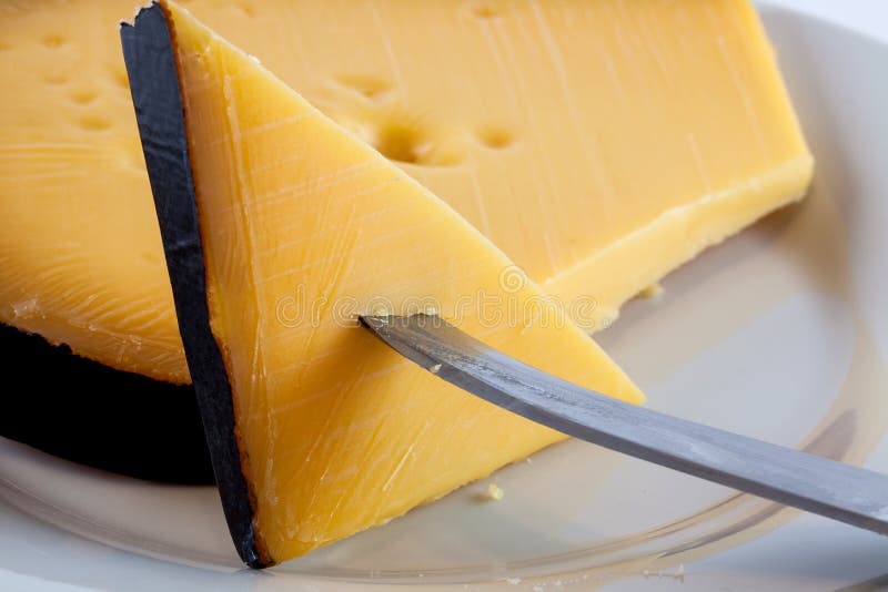Edammer kaas stock foto. Image of nederlands, gaten, moeilijk - 63410930
