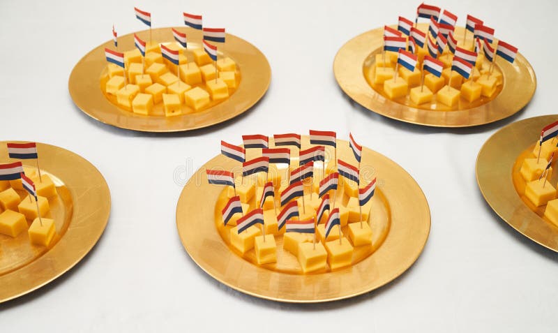 Edammer kaas canape snacks stock afbeelding. Image of vierkant - 121604237