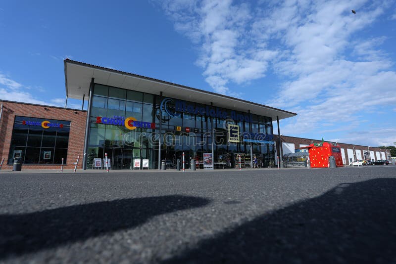 Edeka-Shop in Deutschland redaktionelles stockbild. Bild von himmel ...