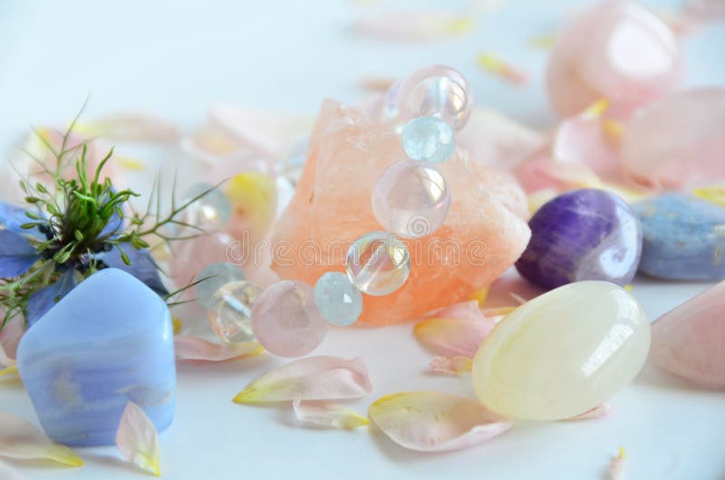 Edelsteine mit Blumen stockfoto. Bild von edelsteine - 31499898