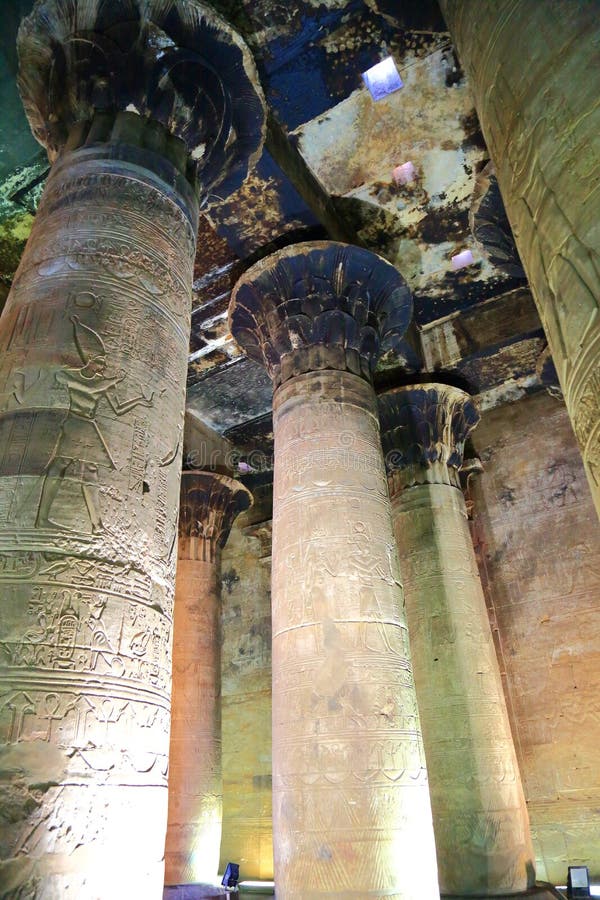 Die Frontseite Des Tempels Von Edfu Stockfoto - Bild von tourist ...