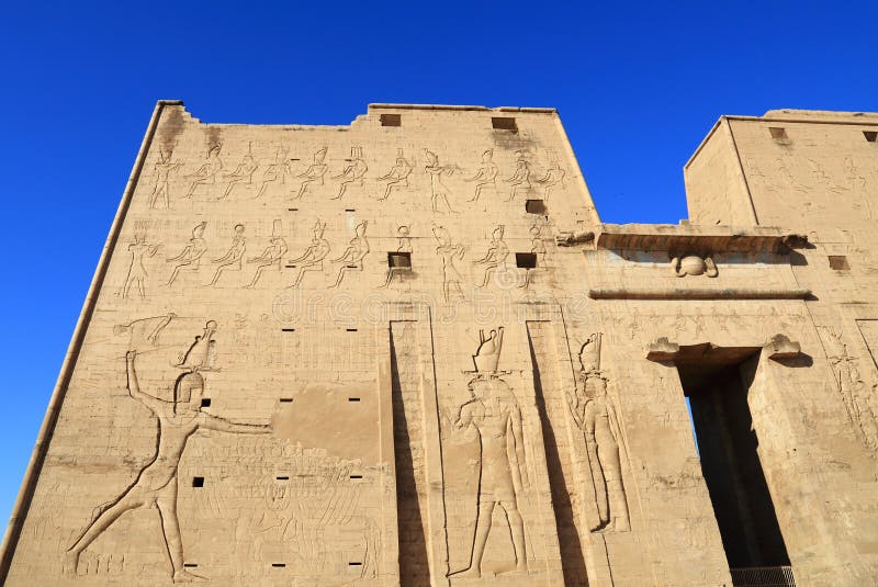 Die Frontseite Des Tempels Von Edfu Stockfoto - Bild von tourist ...