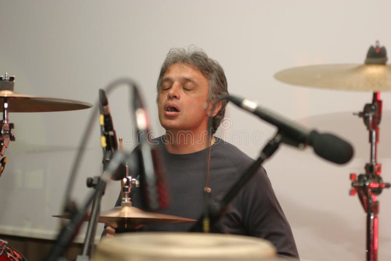 Edi Petrosel 编辑类照片. 图片 包括有 话筒, 流行音乐, 麦克风, 鼓手, 歌曲, 绝地 - 33146471