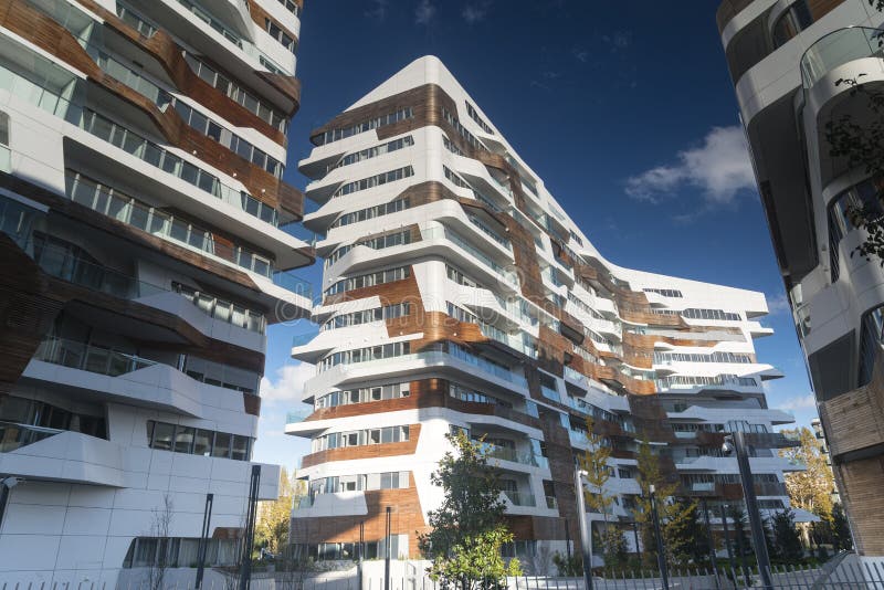 Edifici Residenziali Moderni a Milano Immagine Stock - Immagine di ...