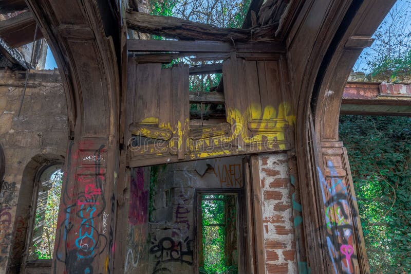 Edificio Abandonado Demolido Con Paredes De Graffiti En Burdeos Francia ...