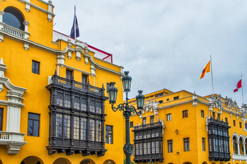 Edificio Amarillo Colonial, Lima, Perú Foto de archivo - Imagen de ...