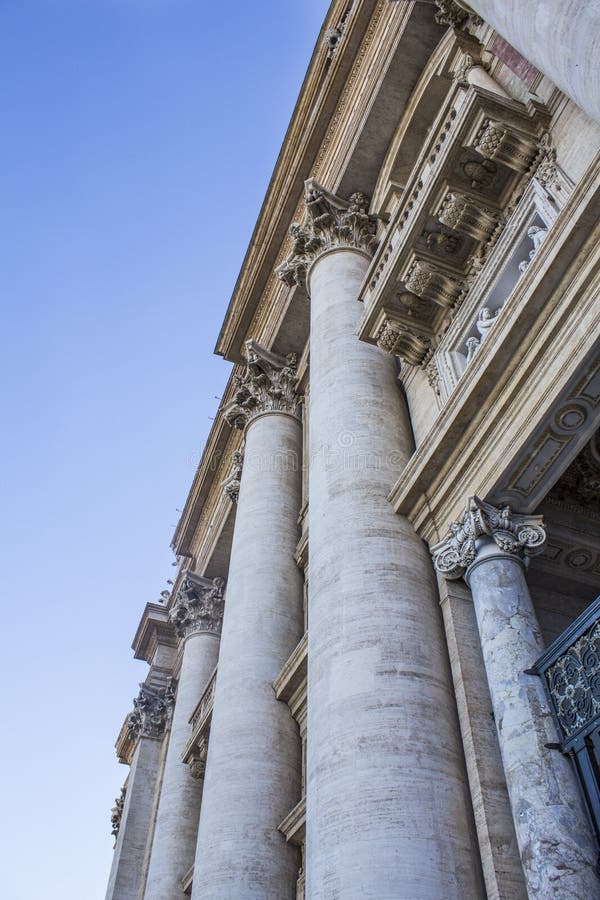 Edificio Antiguo Con Las Columnas En Roma Fotografía editorial - Imagen ...