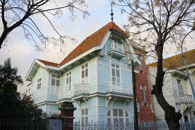 Edificio Antiguo De Buyuk Ada Istanbul Turkiye Imagen de archivo ...