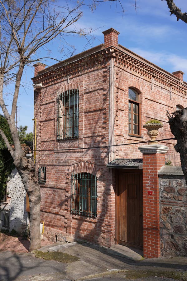 Edificio Antiguo De Buyuk Ada Istanbul Turkiye Foto de archivo - Imagen ...