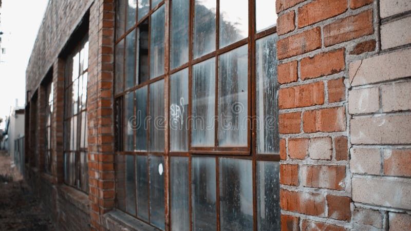 Edificio Antiguo De Ladrillo Con Paredes Y Ventanas Acristaladas Imagen de archivo - Imagen de ...