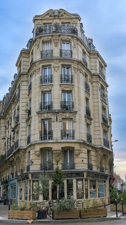 Edificio Antiguo De París Con Panadería Foto de archivo - Imagen de pasteles, fachada: 280927970