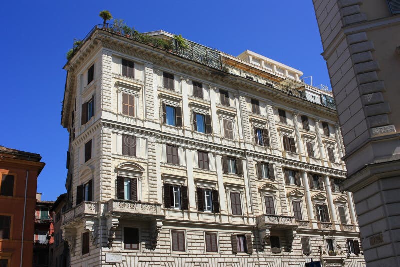Edificio Antiguo De Piedra Con Columnas En Italia Roma Imagen editorial ...