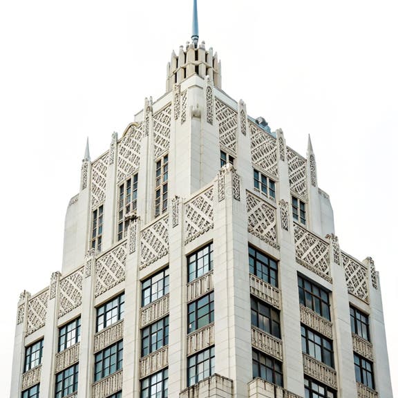 Edificio Art Deco Aislado En Un Fondo Blanco Stock de ilustración - Ilustración de cityscape ...